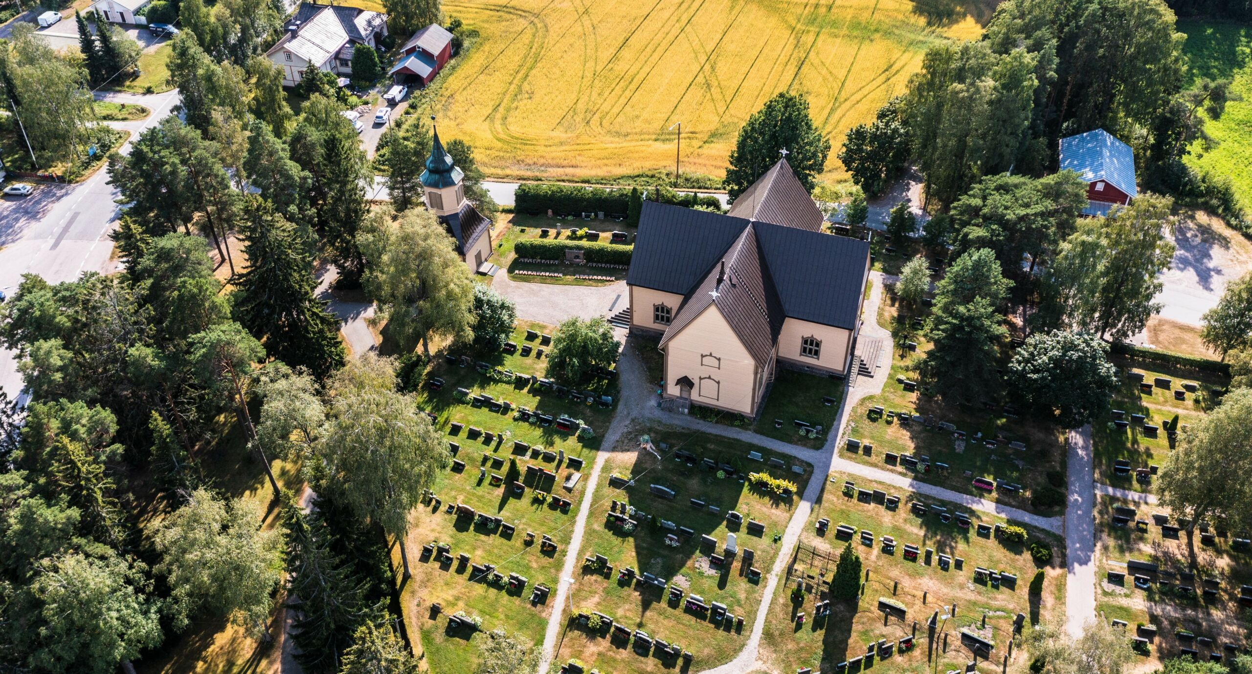 Piispa Mari Leppänen saarnaa Auran kirkon uudelleenkäyttöönoton ...